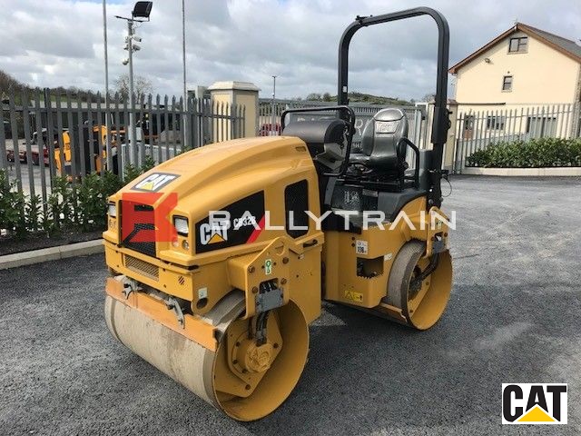 Caterpillar CB32B Tandem Roller, As New Condition, year 2016